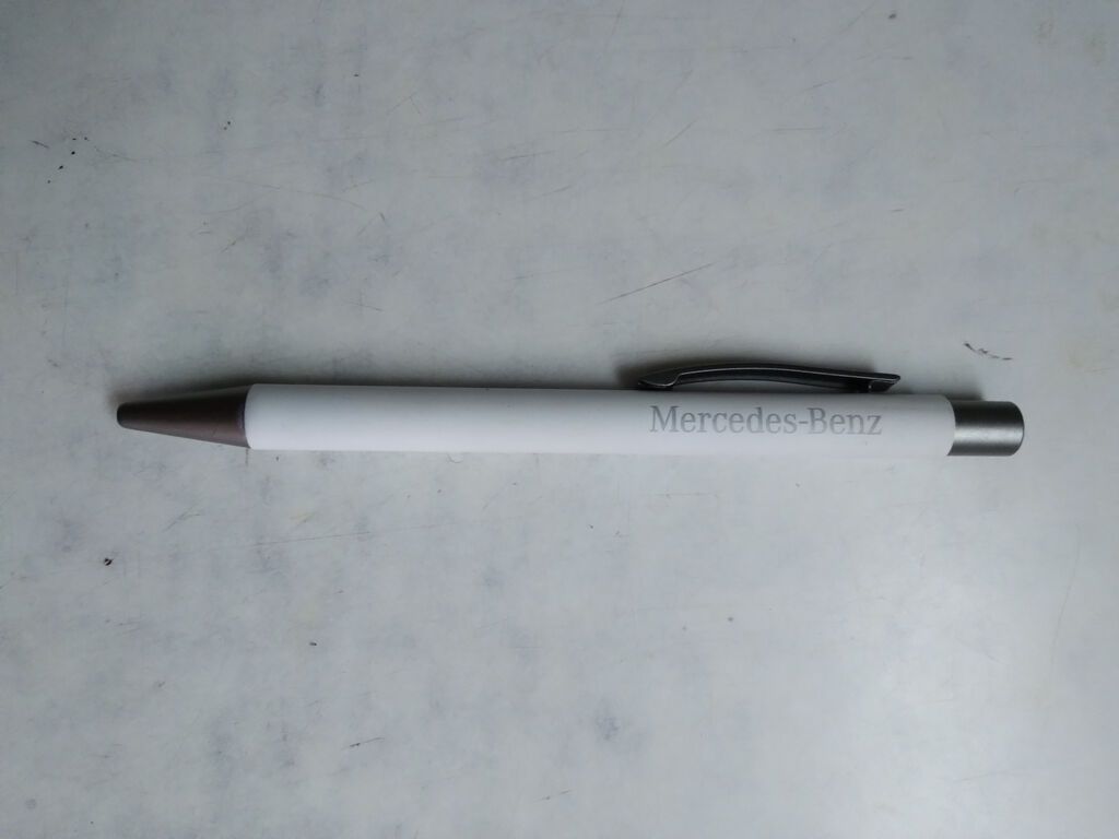 Hemijska olovka MERCEDES.Izradjena je od metala. Dobijena na