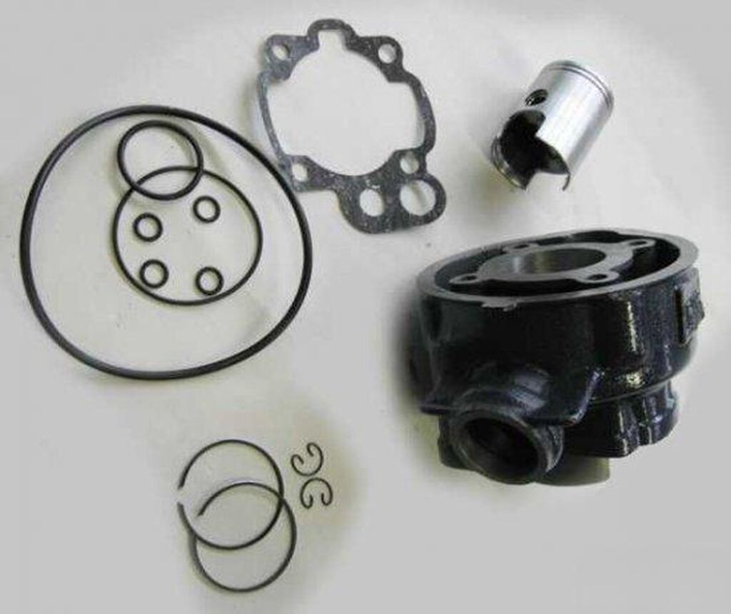 Komplet cilindar/piston set za dvotaktni skuter/moped Sadrži: -
