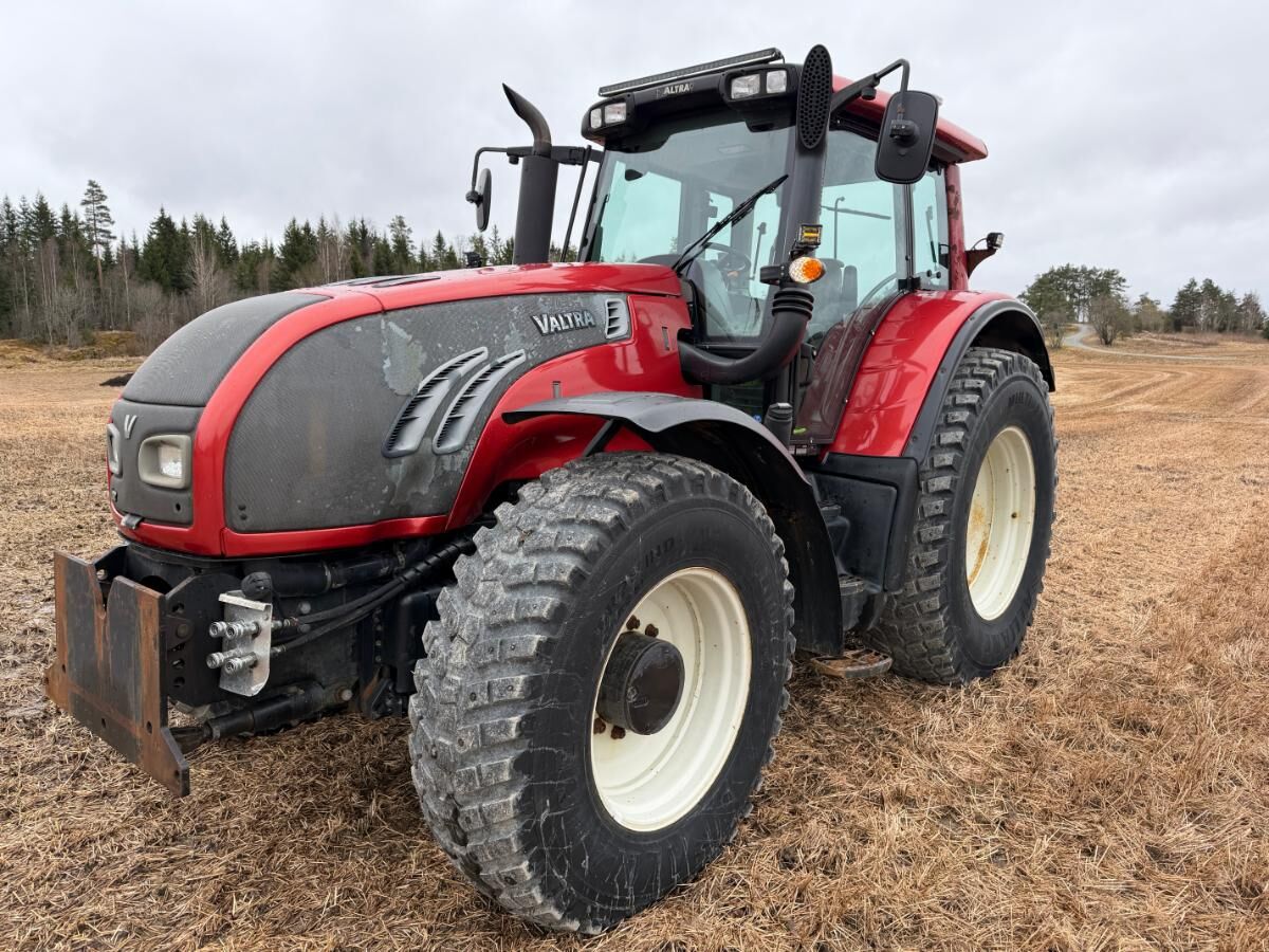 Prodaje se Valtra T202 – 3983 t – Brøyteplate + Underliggende skjær + Ekstra hjuls traktor točkaš na aukciji