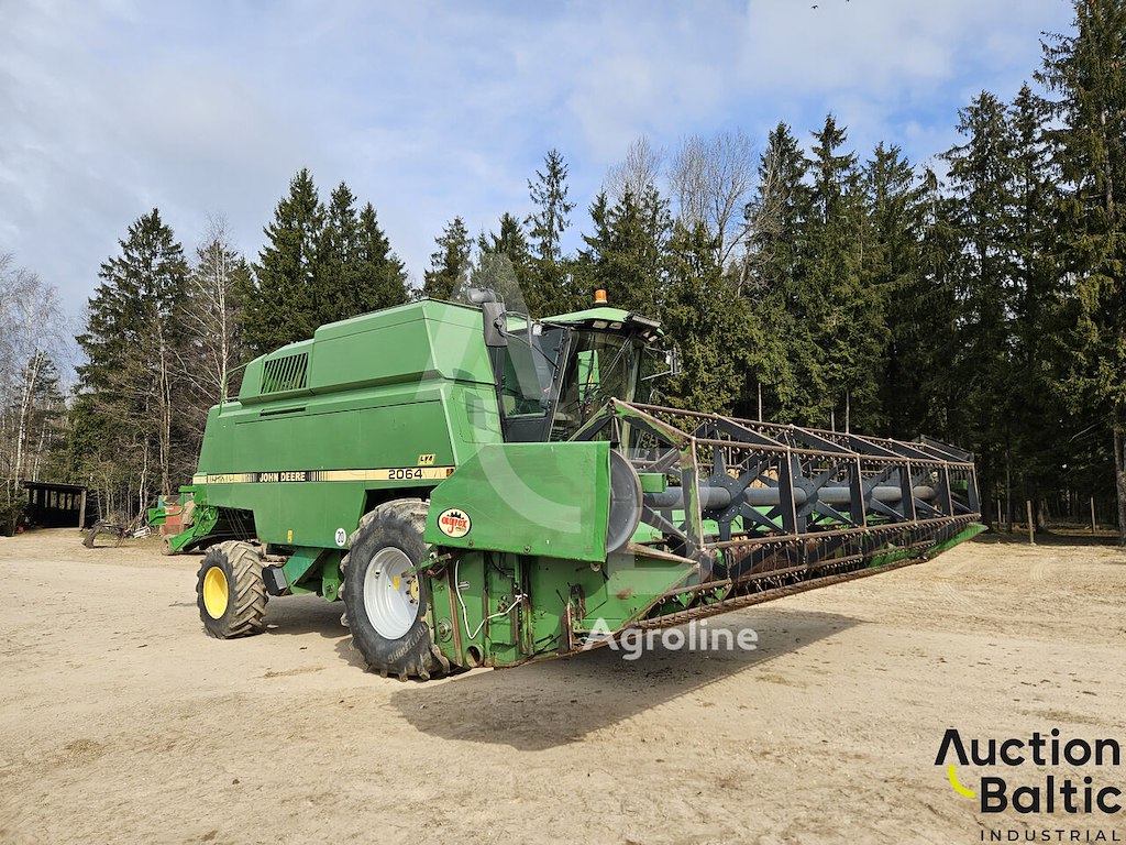 Prodaje se John Deere 2064 kombajn za žito na aukciji