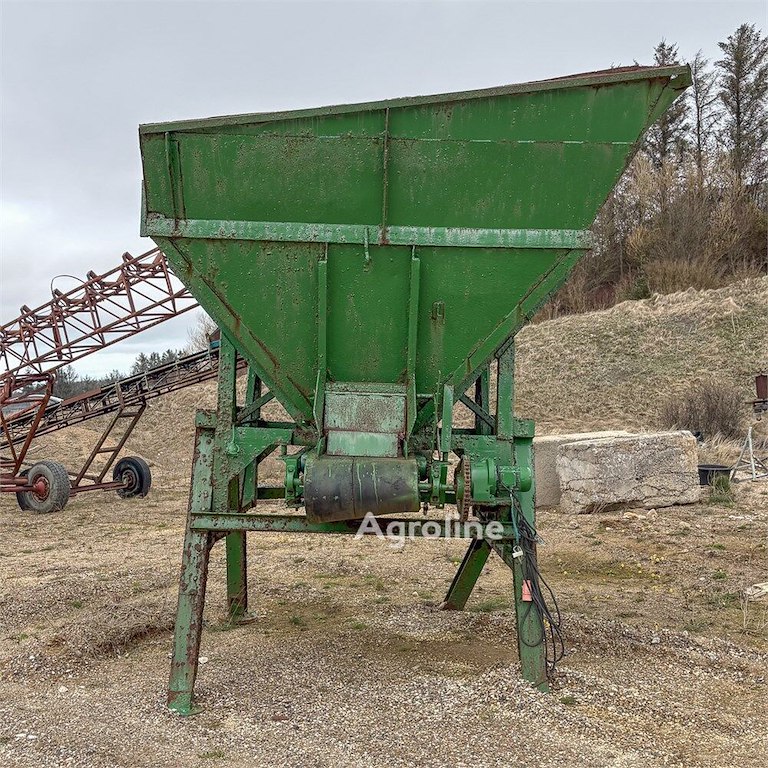 Prodaje se Mobil fødekasse ostalu opremu za krmu na aukciji