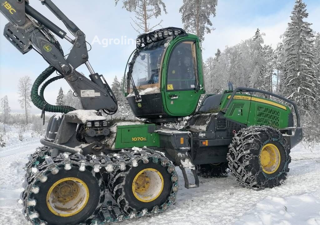 John Deere 1070 G harvester