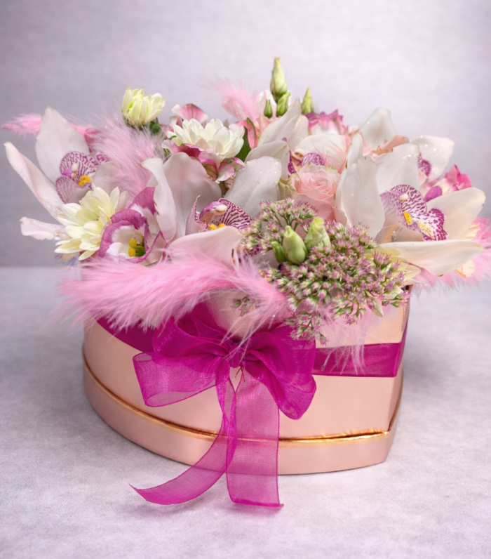 CVETNI ARANŽMAN U OBLIKU SRCA – ONLINE PORUČIVANJE CVEĆA BEOGRAD BR. 300