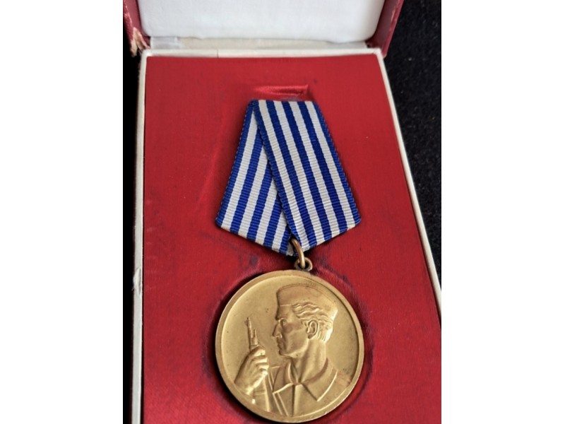 Pefektna Medalja za hrabrost u kutiji sa uverenjem