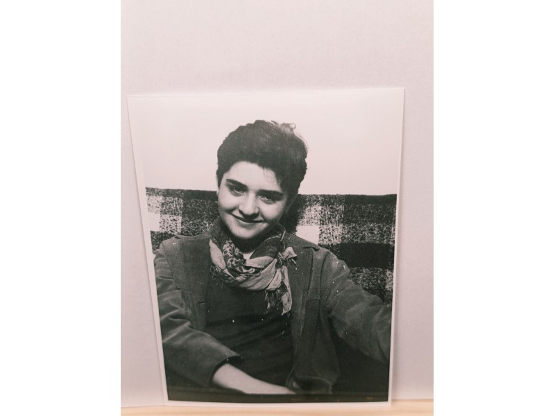 Crno bela fotografija devojka