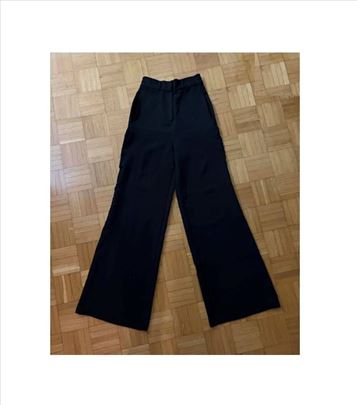 Blondy elegantne crne zvonaste pantalone (XS)
