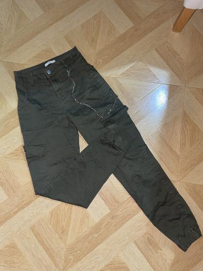 Maslinaste cargo pantalone sa lancem