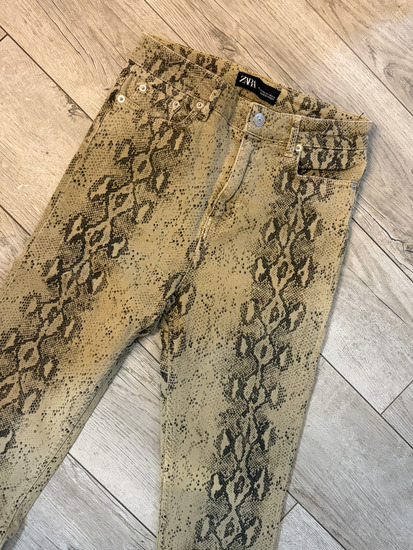 Zara pantalone zmijski print