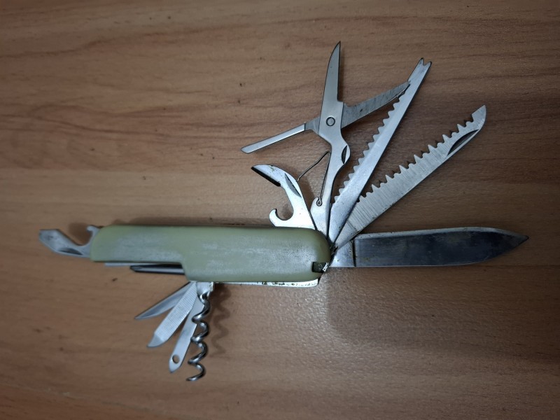 Multifunkcionalni perorez (Swiss Army Knife stil) – 11