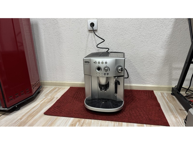 DeLonghi Magnifica kafe aparat sa mlinom