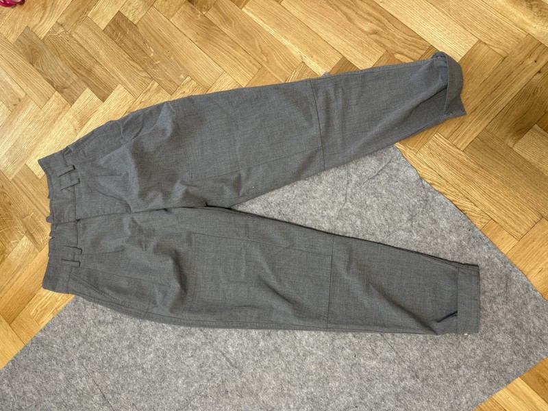 BERSHKA sive pantalone M