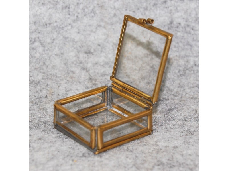 Kutijica za izlaganje mesing i staklo malecka 3x3 cm