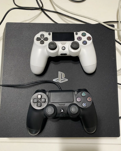 Sony PS4 PRO 1 TB sa 2 dzojstika