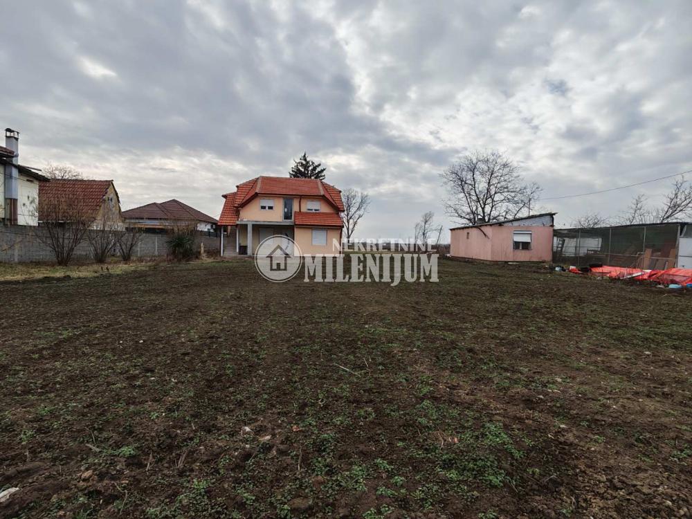 Uknjižena kuća na 11,5 ari placa u Jakovu ID#2231
299.900 €