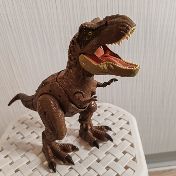Veliki dinosaurus T-rex koji hoda