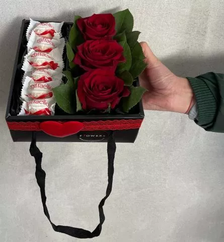 Kutija 3 ruže i raffaello