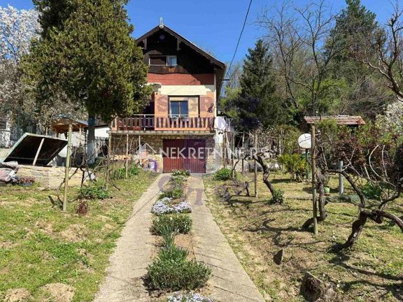 Kuća pored manastira Velika Remeta.
