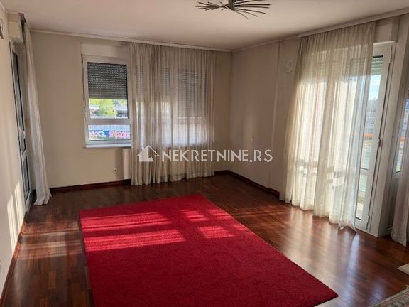 Izdaje se stan u Park Apartmanima blok 19a, garaza