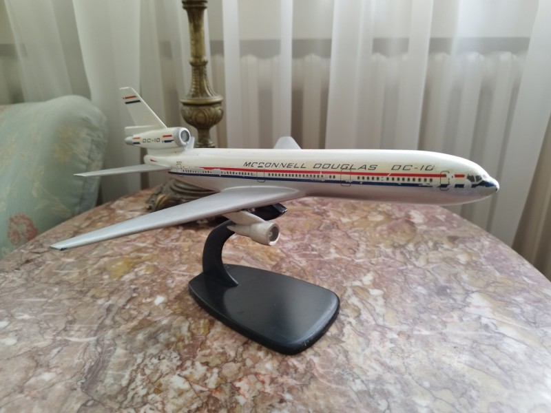 Avion DC-10 House livery