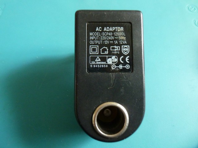 Strujni adapter 230V --- 12V  1A za auto konektor