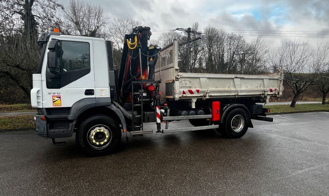 IVECO Trakker / 330 / 4x2 / 19 T / crane kiper