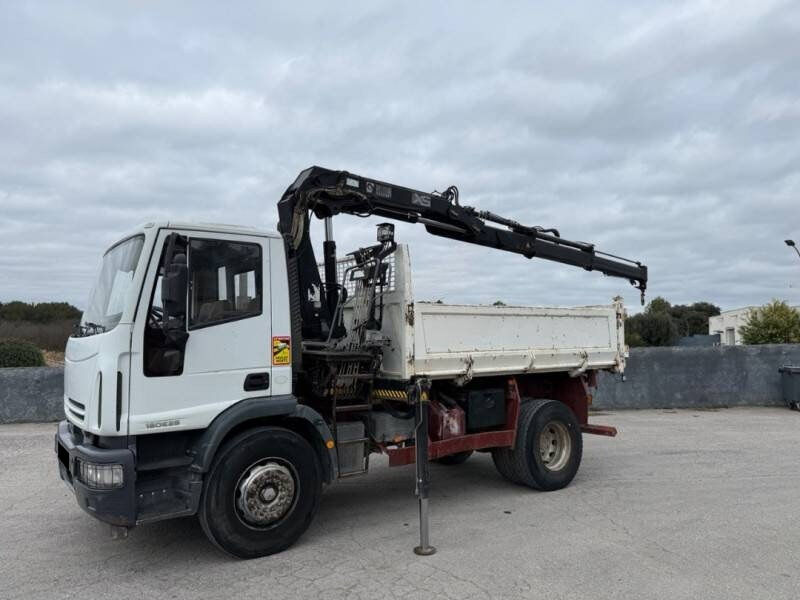 IVECO 180E28 / HIAB crane kiper