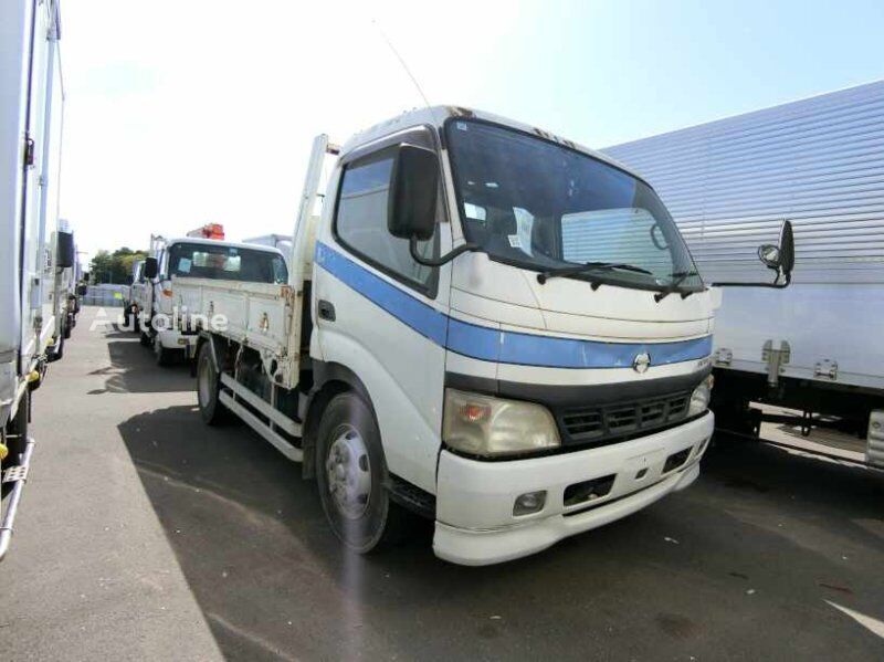 Hino DUTRO kamion s ravnom platformom