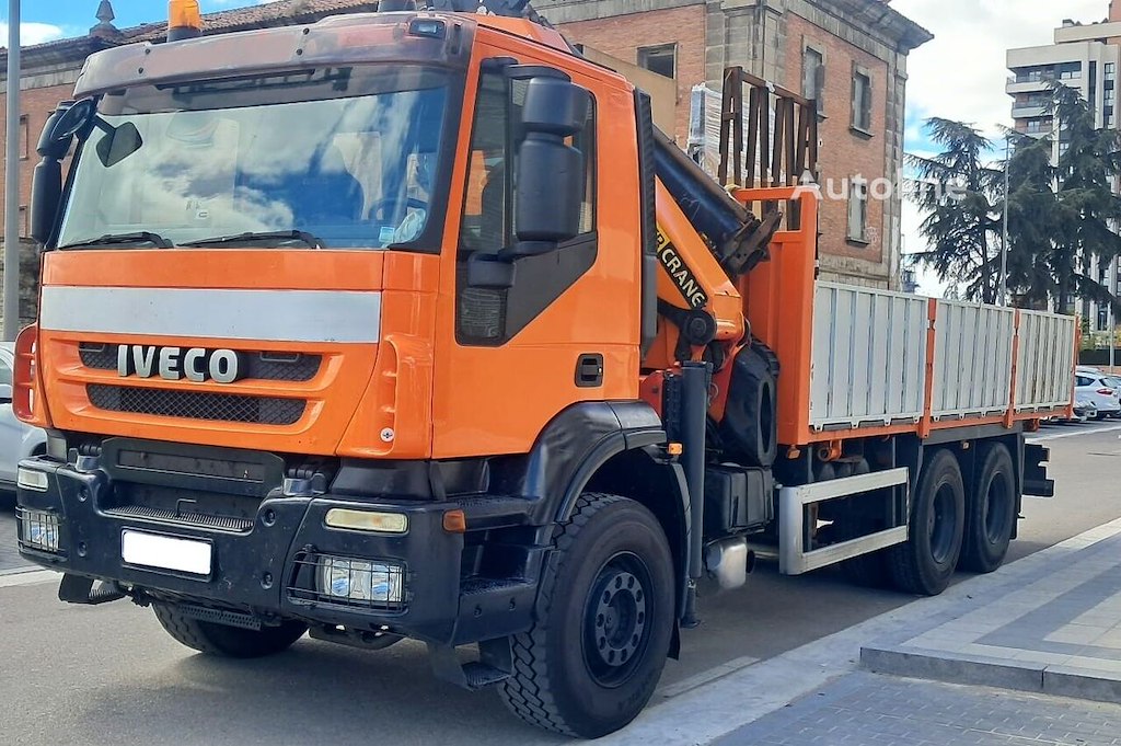 IVECO 360 PALFINGER PK 23002 +JIB kamion s ravnom platformom
