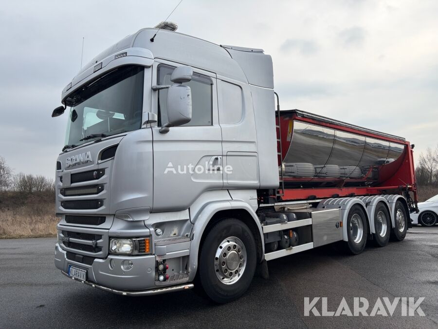 Prodaje se Scania R580, V8 rol kiper sa kukom na aukciji