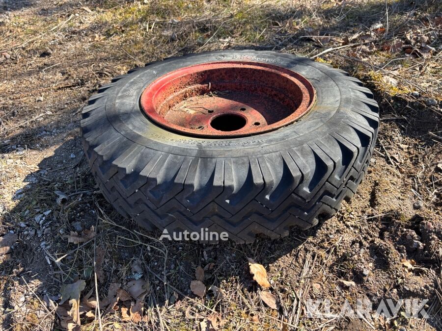 Prodaje se Lastbilsdäck gumu za kamione na aukciji