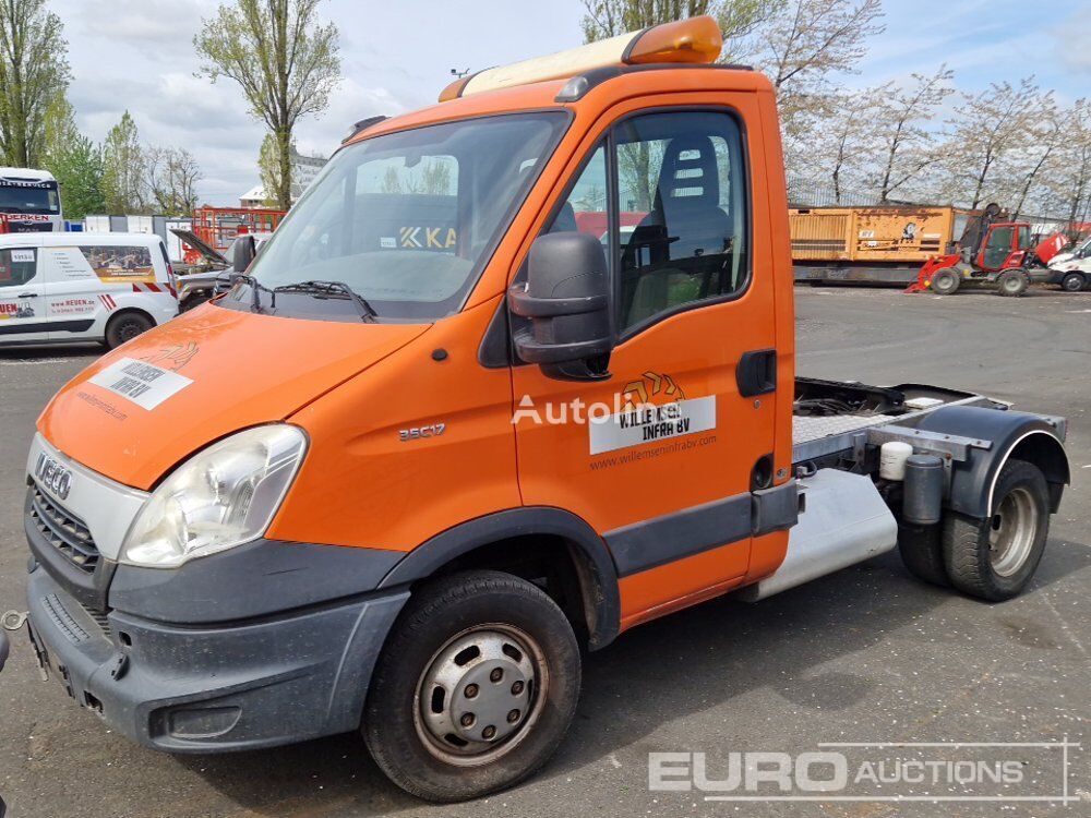 Prodaje se IVECO 35C17 tegljač na aukciji