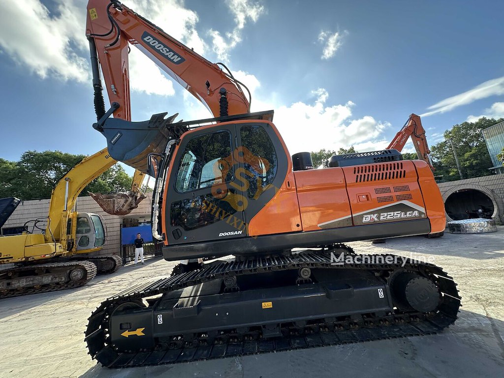 Doosan DX225LC bager guseničar