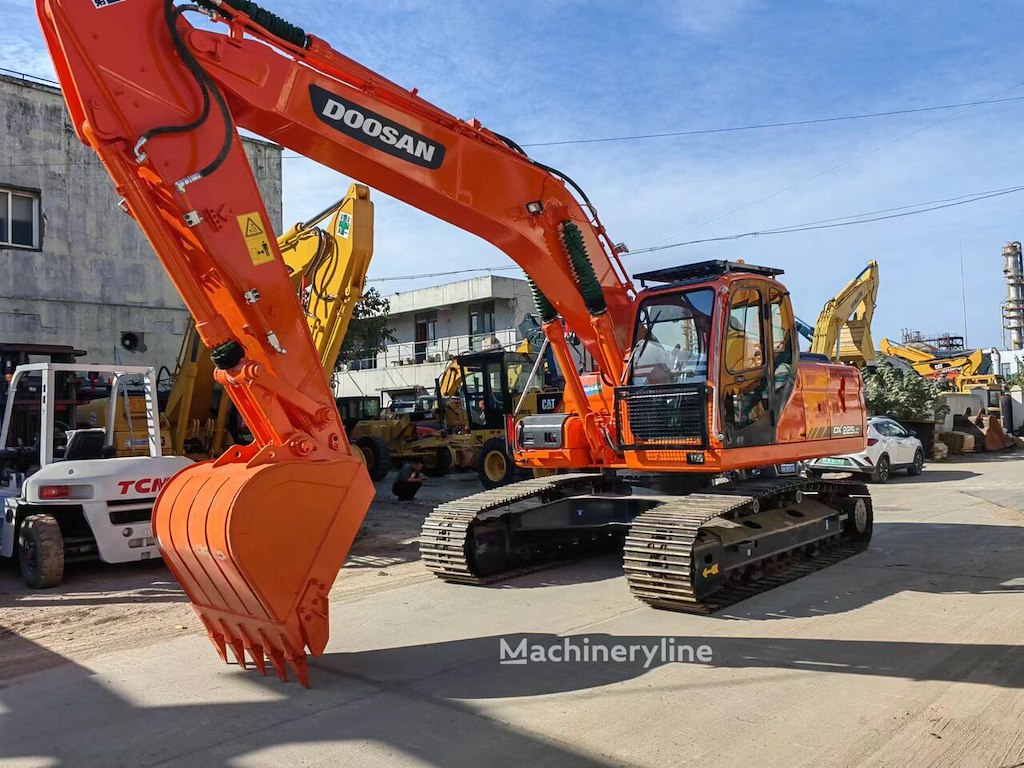 Doosan DX225LC bager guseničar
