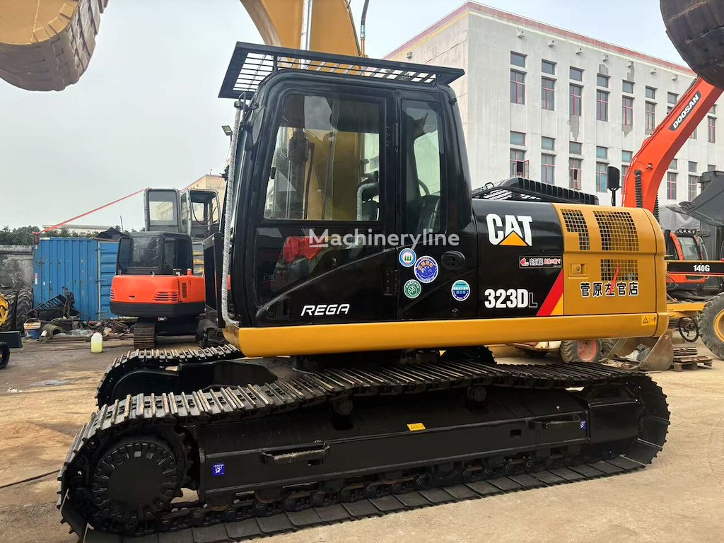 Caterpillar 323D2L bager guseničar