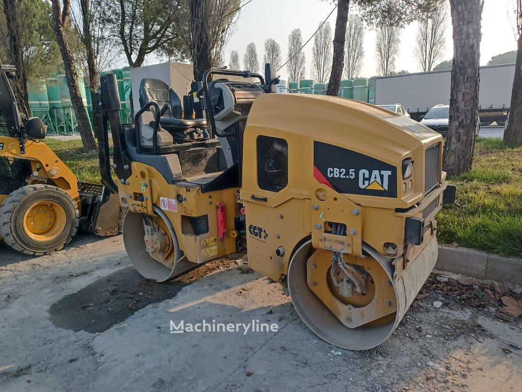 Caterpillar CB2.5 valjak za asfalt