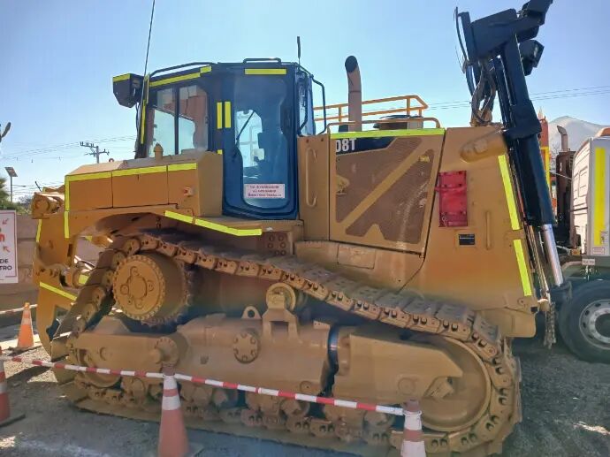 Caterpillar D8T buldožer