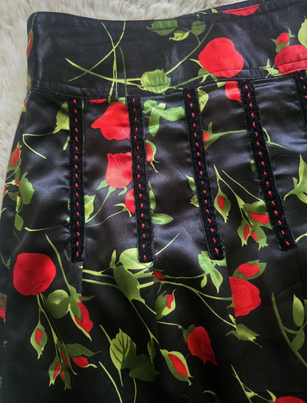 Prelepa cvetna crna suknja sa crvenim ružama. Floral print. Meni je