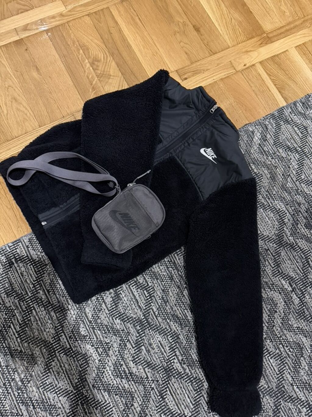 Nike sherpa jakna + mala crossbody torbica - Jakna: crna sherpa/flis