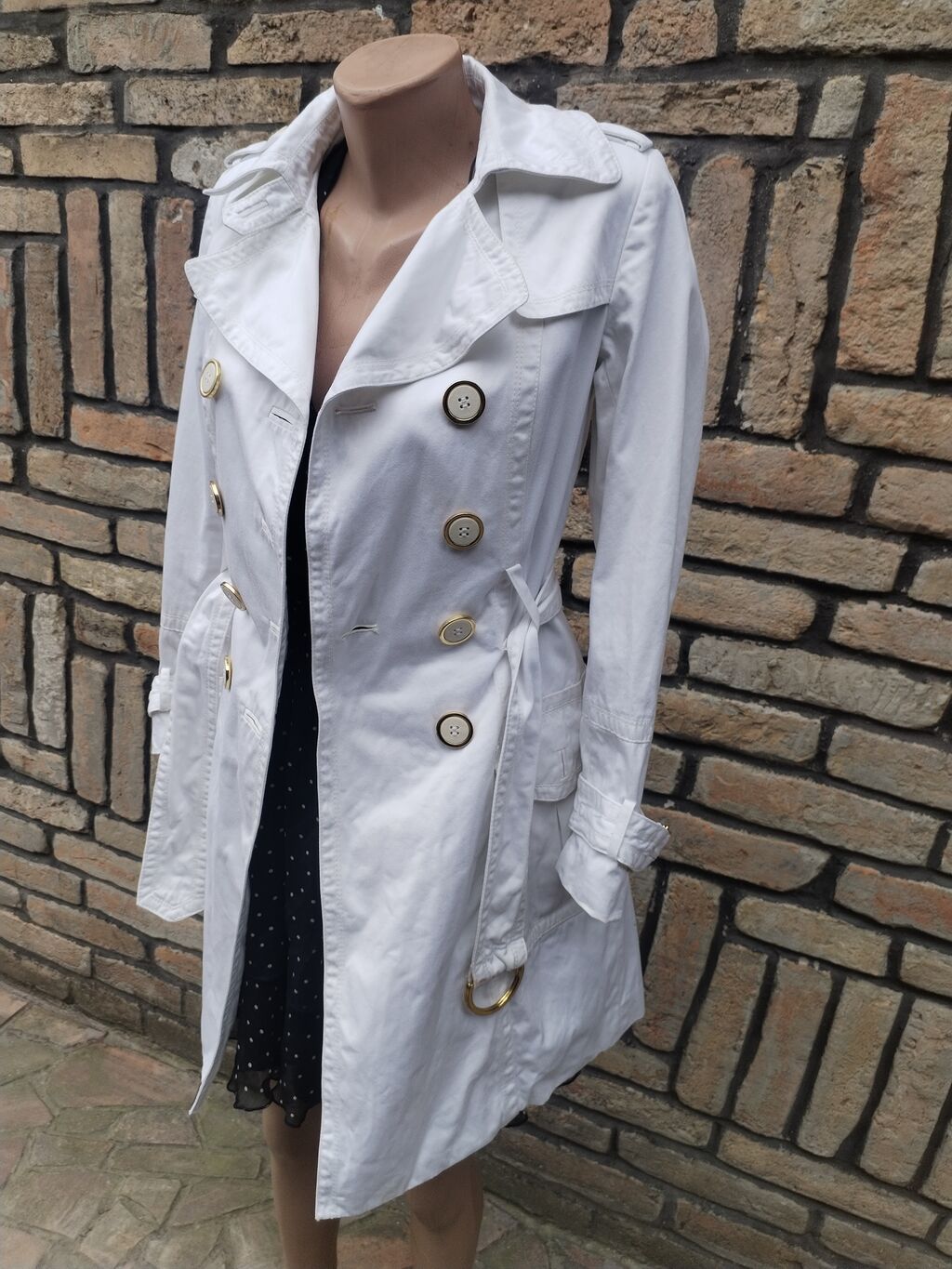 Zara Basic ženski mantil - Model: klasični trench, dvoredno kopčanje