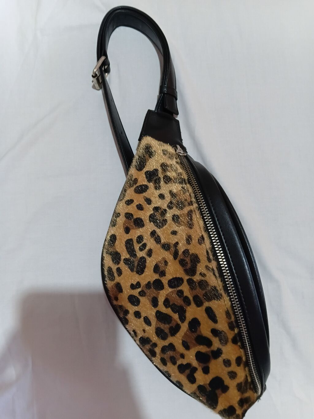 Ženska torba preko ramena (crossbody/waist bag) sa leopard printom -
