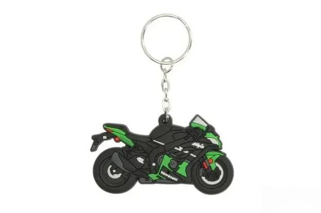Privezak za ključeve u obliku motora Kawasaki Ninja. Izrađen je od