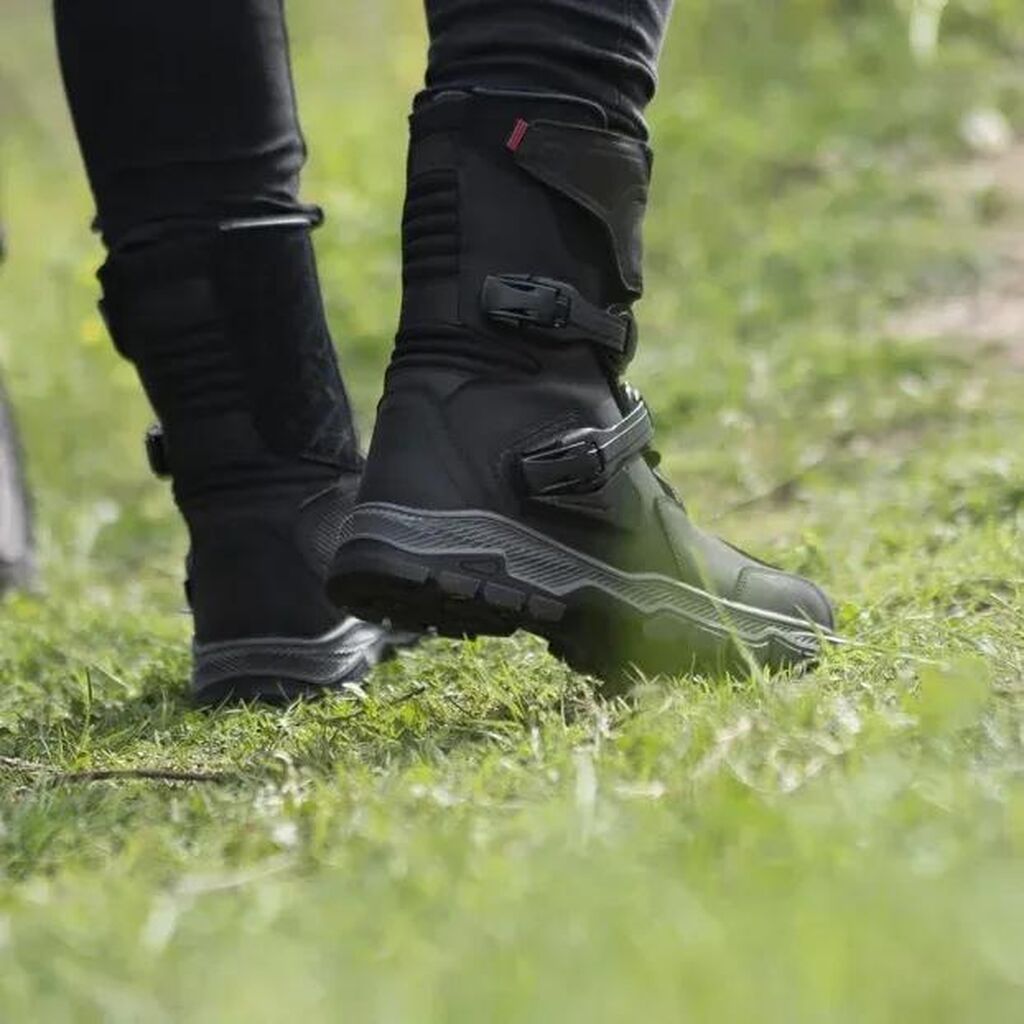 Robusne muške čizme u crnoj boji, dizajnirane za izdržljivost i
