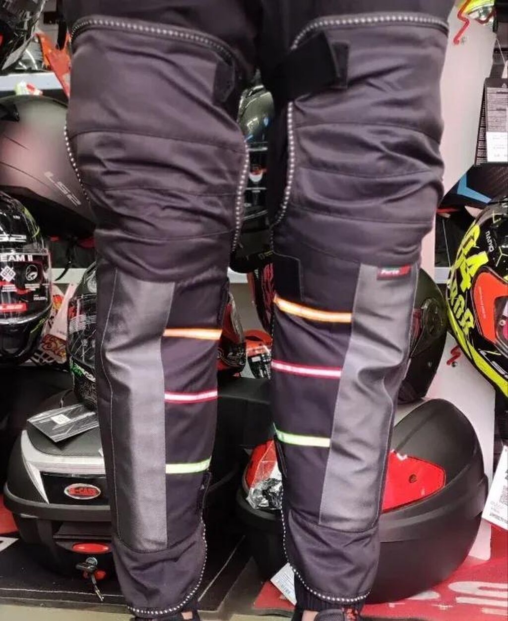 Crne tekstilne moto pantalone sa reflektujućim trakama i zaštitnim