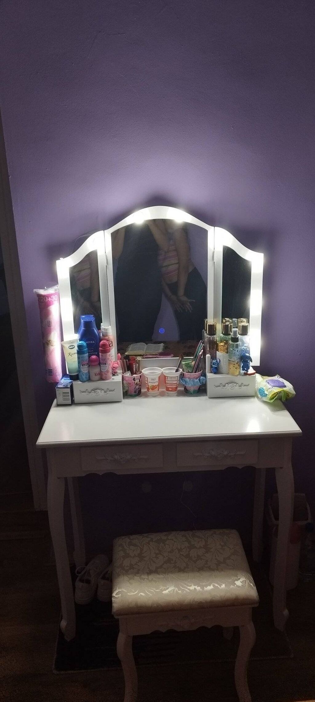 Najnoviji model sa ugradnim svetlima koja se pale na dodir.    U