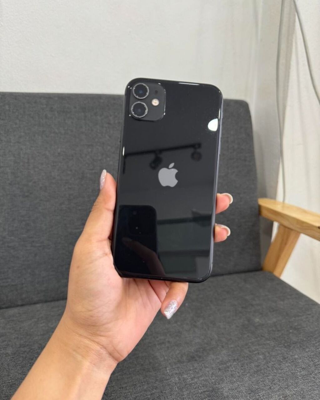 Prodajem Iphone 11, korišćen ali potpuno očuvan i u super stanju