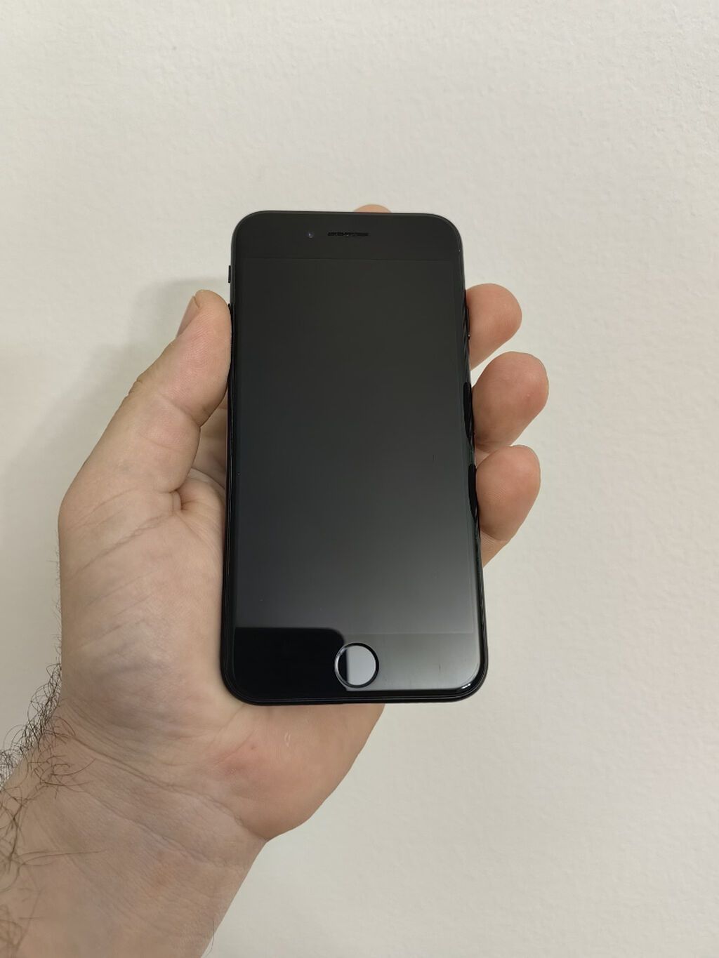 Iphone SE 2020 sa 64gb memorije, otključan za sve mreže. Radi otisak