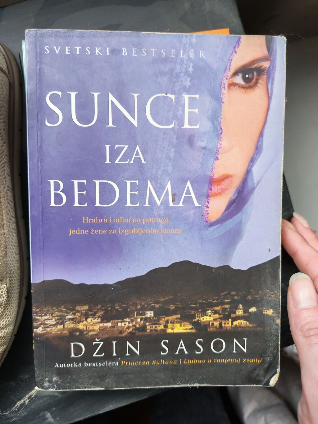 Knjiga: Sunce iza bedema – Džin Sason Izdavač: Alnari Jezik: srpski