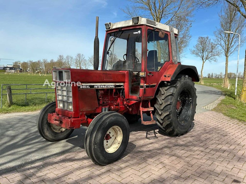 Prodaje se International 845XL traktor točkaš na aukciji