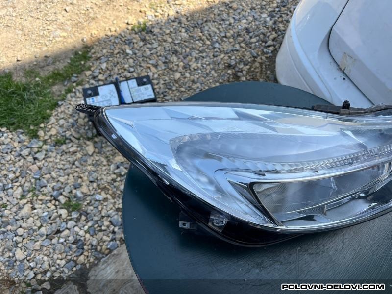 Opel Insignia Far Desni Svetla I Signalizacija