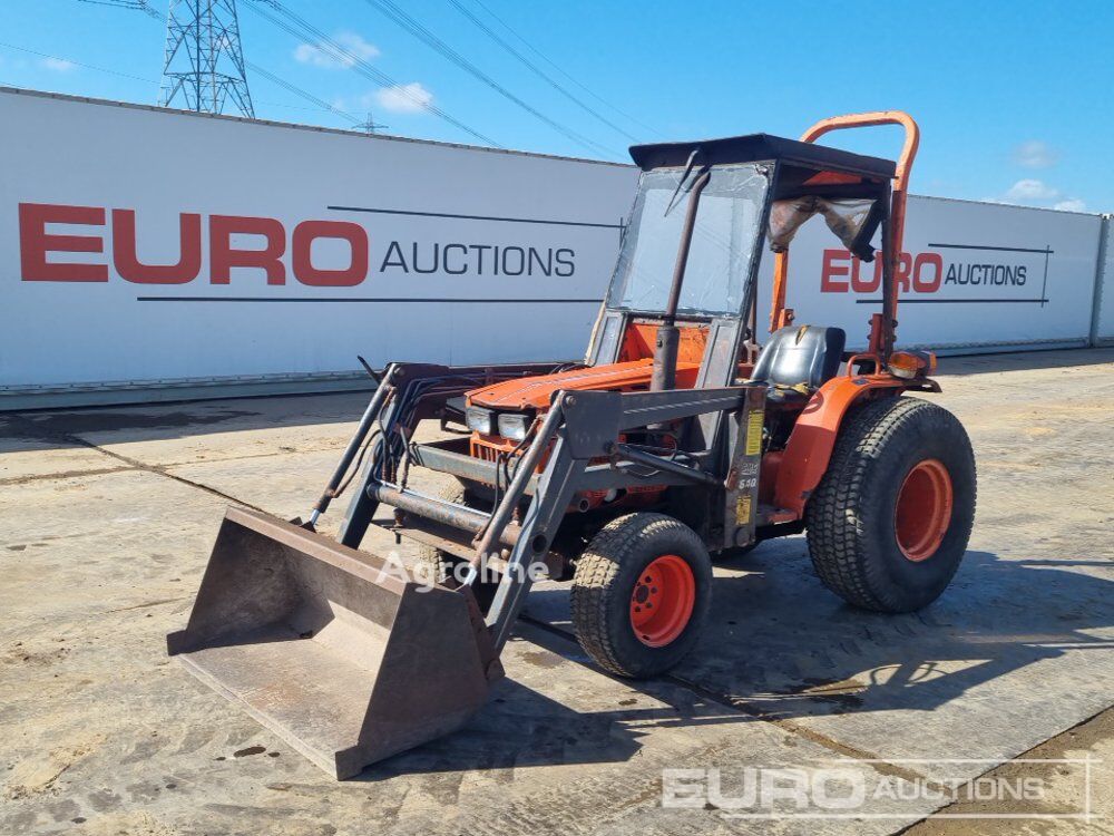 Prodaje se Kubota B8200 mini traktor na aukciji